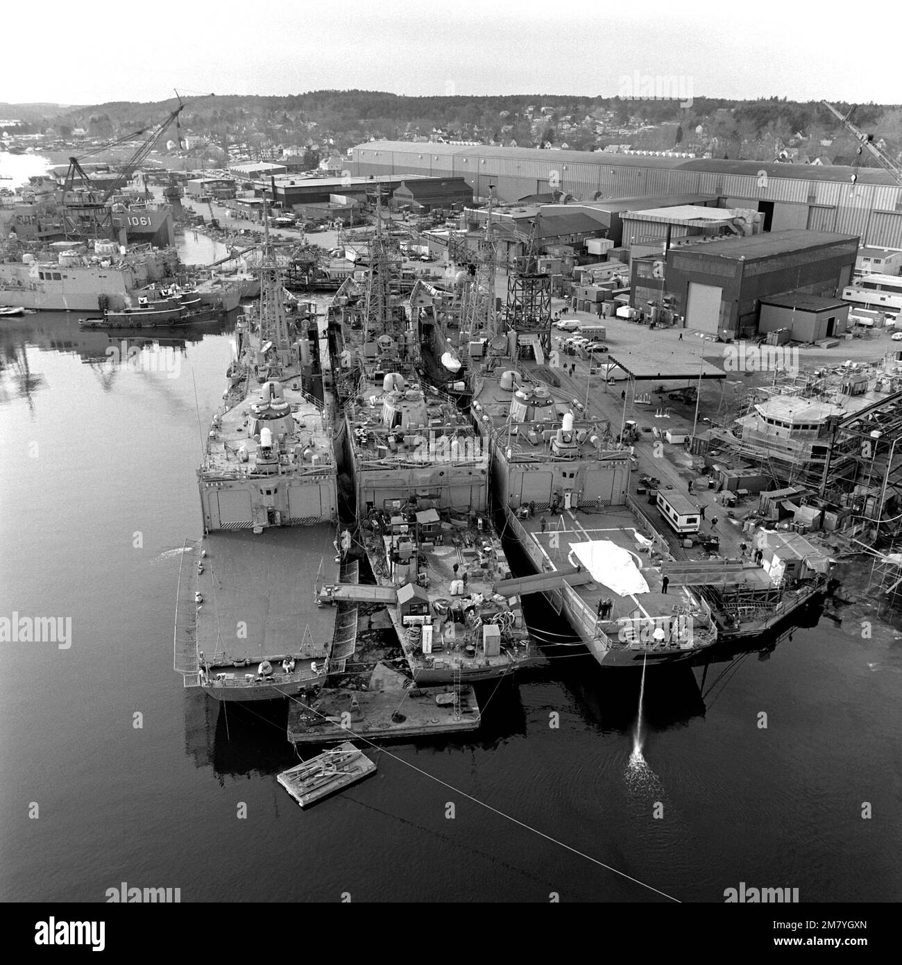 The stern view of the guided missile frigates KLAKRING (FFG-42), right ...