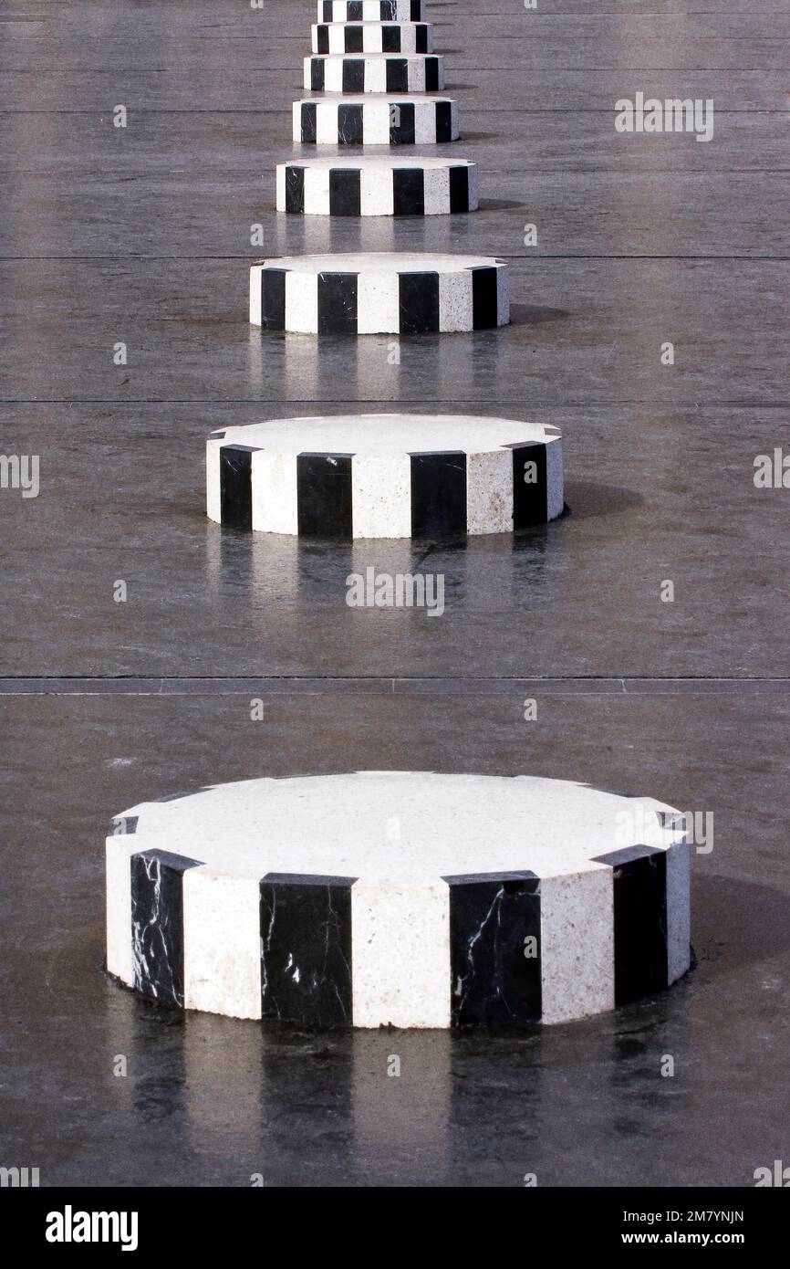 Les Deux Plateaux more commonly known as the Colonnes de Buren, Royal ...