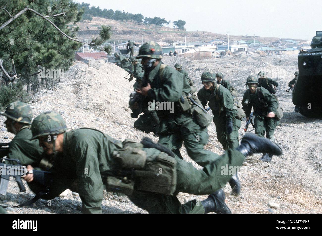 Landing troops of the 1ST Marine Division disembark from amphibious ...