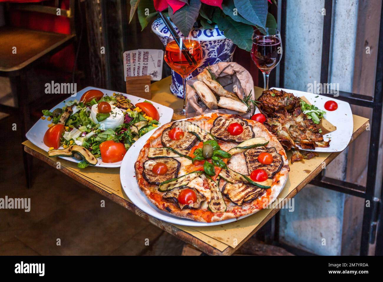 EXAMPLE OF PIZZAS AT THE ENTRANCE TO AN ITALIAN RESTAURANT IN ROME ...