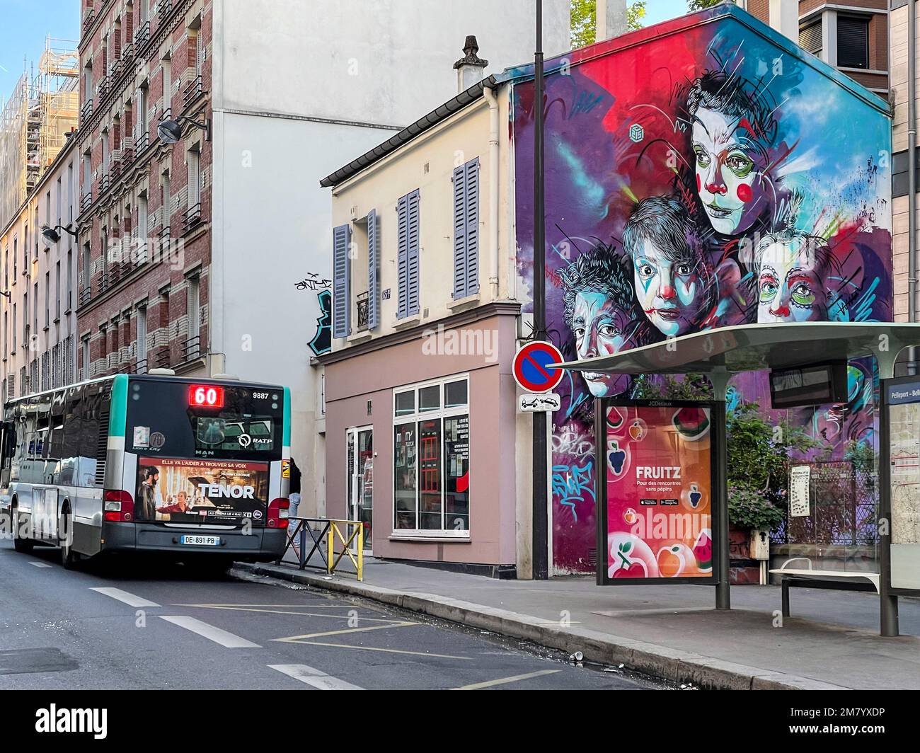 THE PELLEPORT-BELLEVILLE BUS STOP IN FRONT OF A MURAL ILLUSTRATING ...
