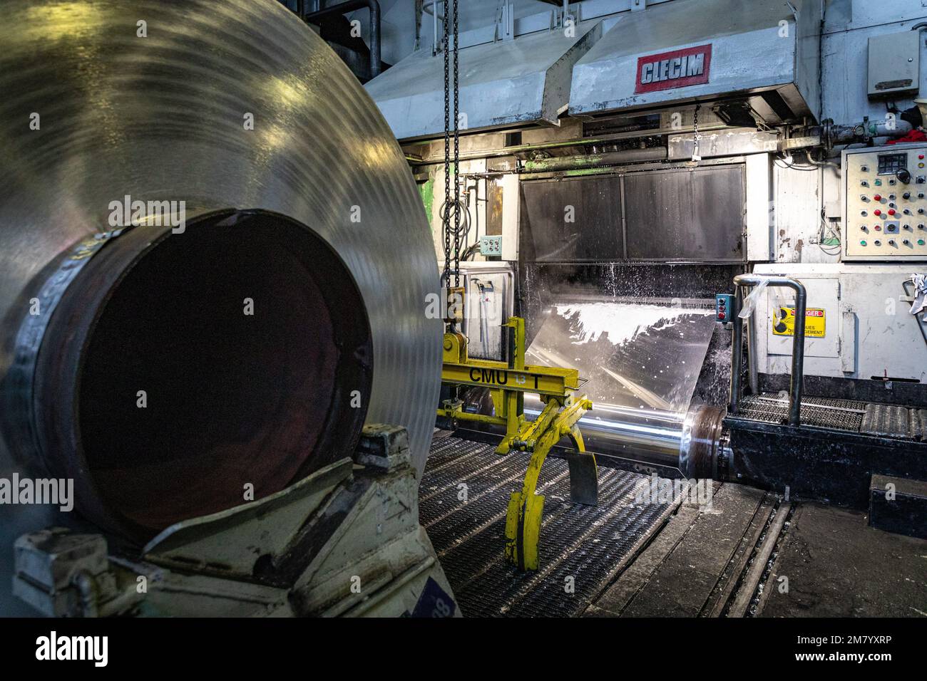 FLATTENING OF THE METAL, SPOOL OF ALUMINUM IN FRONT OF THE ROLLING MILL ...