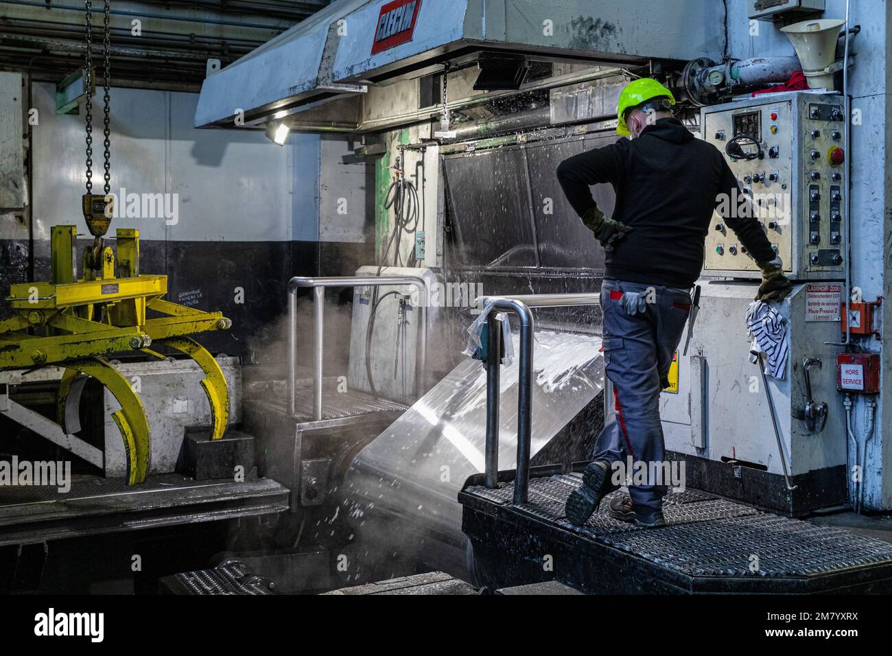 FLATTENING OF THE METAL, SPOOL OF ALUMINUM SHEETS WITH THE WORKER IN ...