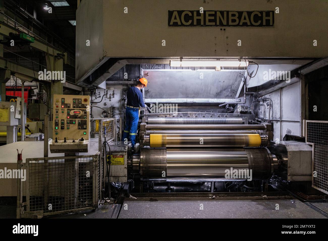 FLATTENING OF THE METAL, SPOOL OF ALUMINUM SHEETS WITH THE WORKER IN ...