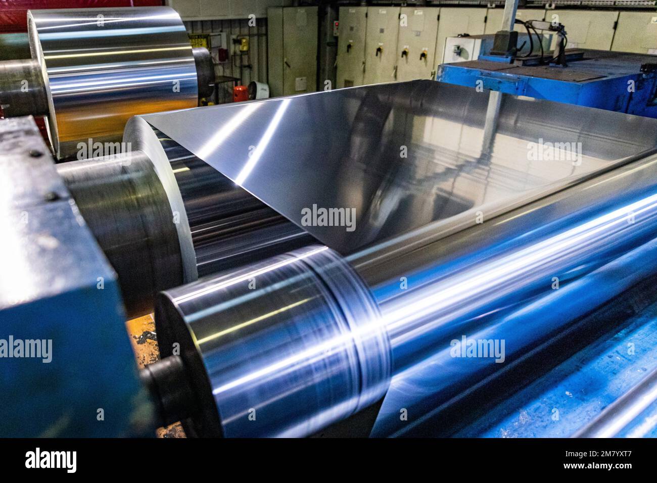 FLATTENING OF THE METAL, SPOOL OF ALUMINUM IN A CALENDER, EUROFOIL ...