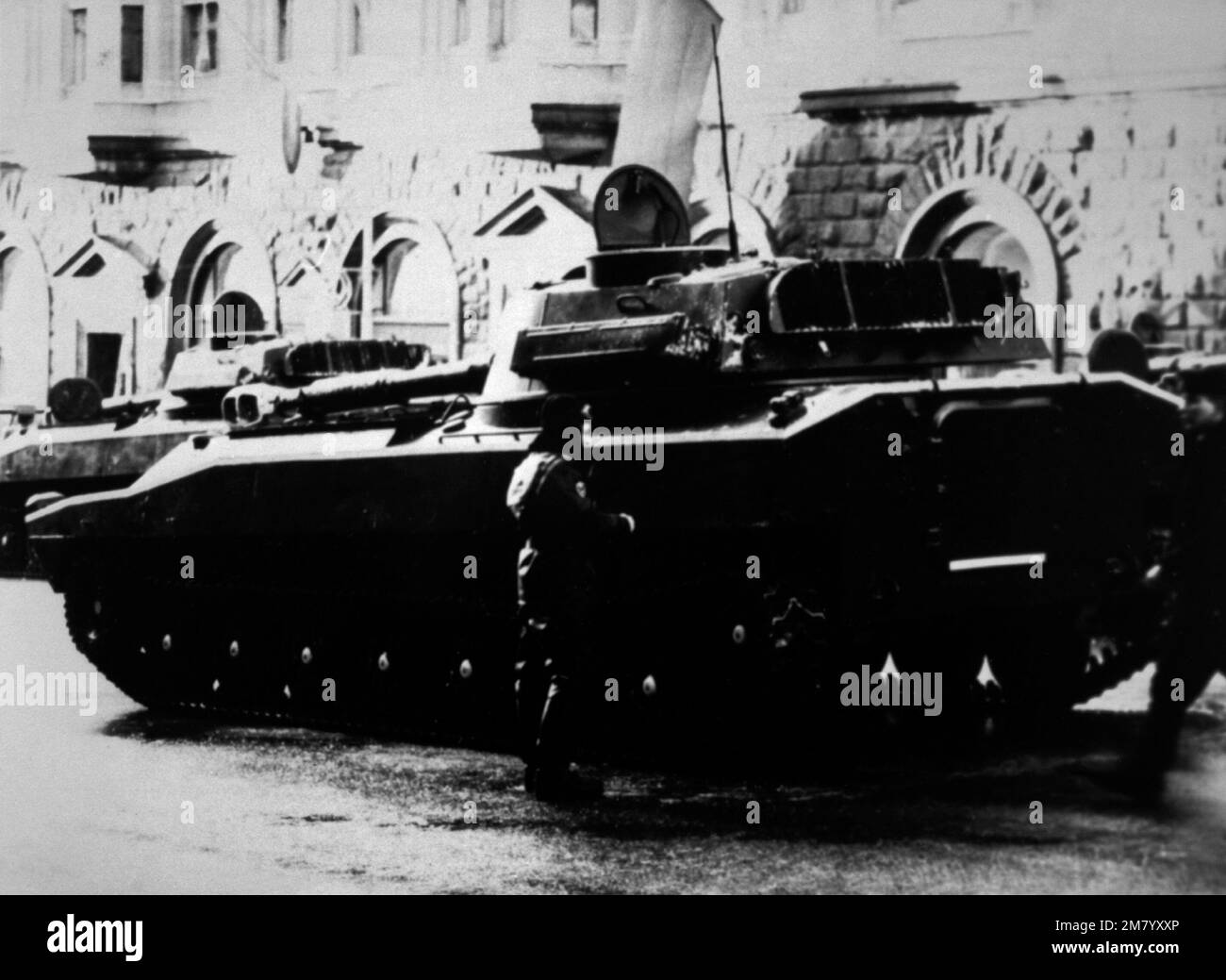 A side view of a Soviet 152mm self-propelled howitzer. Exact Date Shot ...