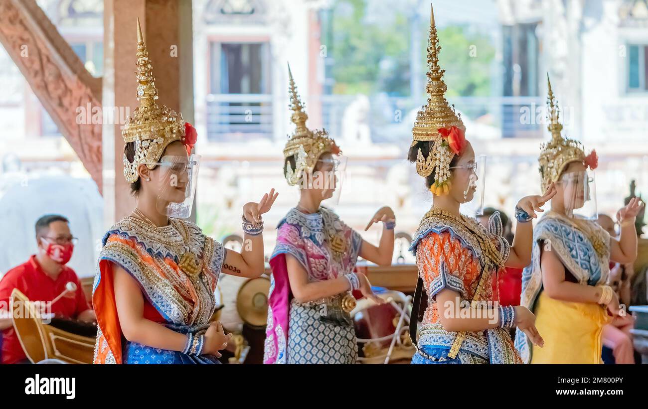 Thai dancers wearing traditional dress hi-res stock photography and ...
