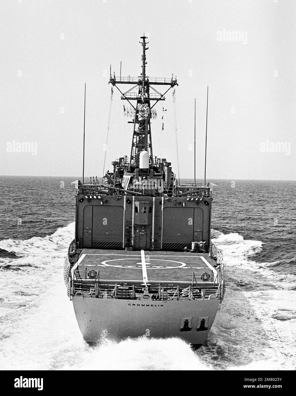 A stern view of the guided missile frigate USS CROMMELIN (FFG 37 ...