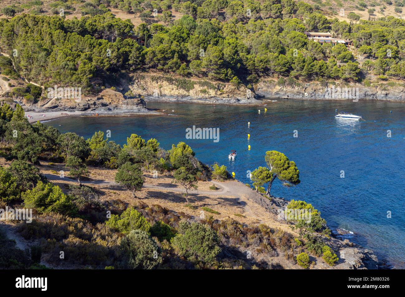 BOAT AND BATHERS, PELOSA BEACH, CALA CALITJAS, ROSAS, COSTA BRAVA, CATALONIA, SPAIN Stock Photo ...