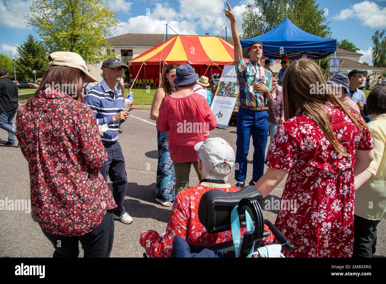 PARTY DAY FOR THE HANDICAPPED RESIDENTS AND THEIR FAMILIES, FOYER JULES ...