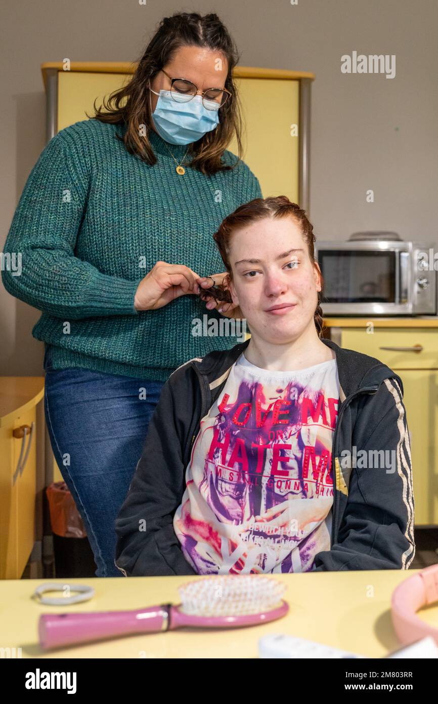 MONITOR WITH A RESIDENT FOR A BEAUTY SESSION (HAIRDRESSING AND MANICURE ...