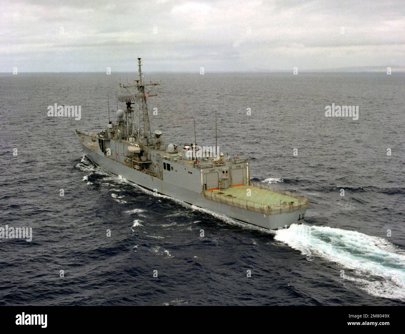 A port quarter view of the guided missile frigate USS WADSWORTH (FFG-9 ...