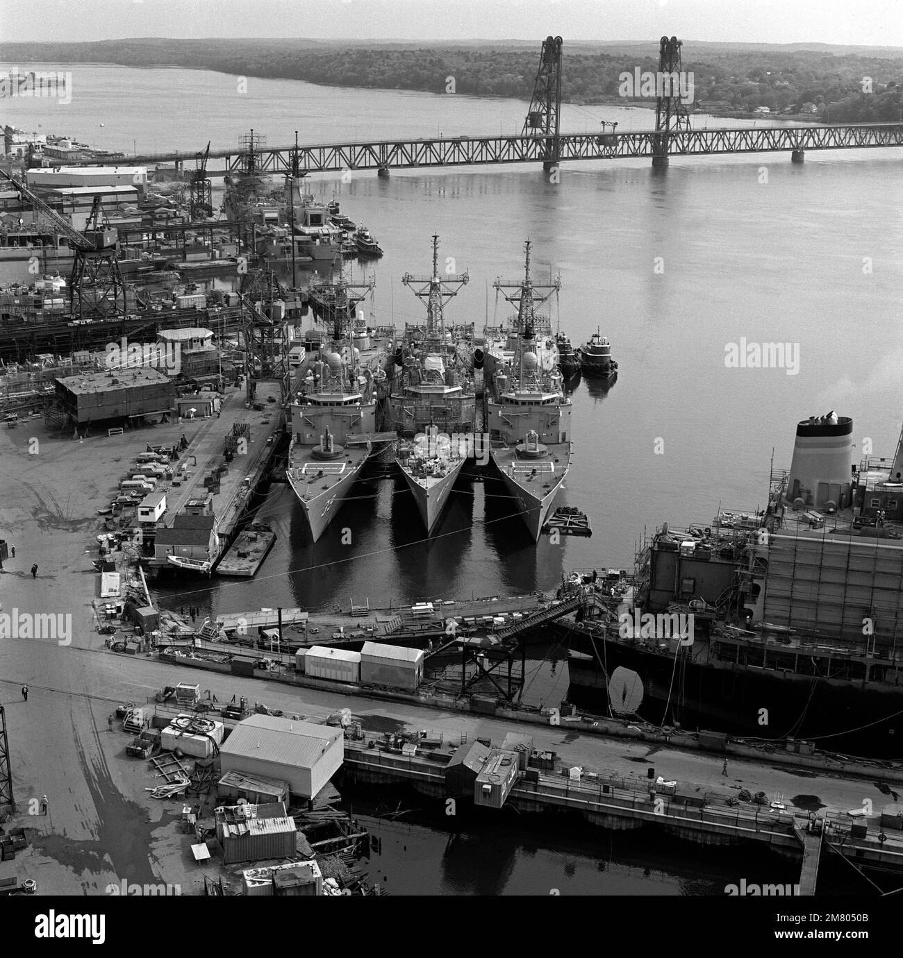 An elevated bow view of the guided missile frigate NICHOLAS (FFG-47 ...