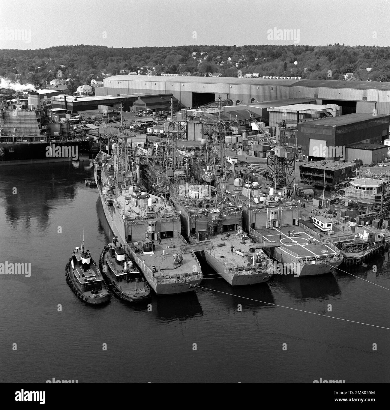 An elevated stern view of the guided missile frigate NICHOLAS (FFG-47 ...