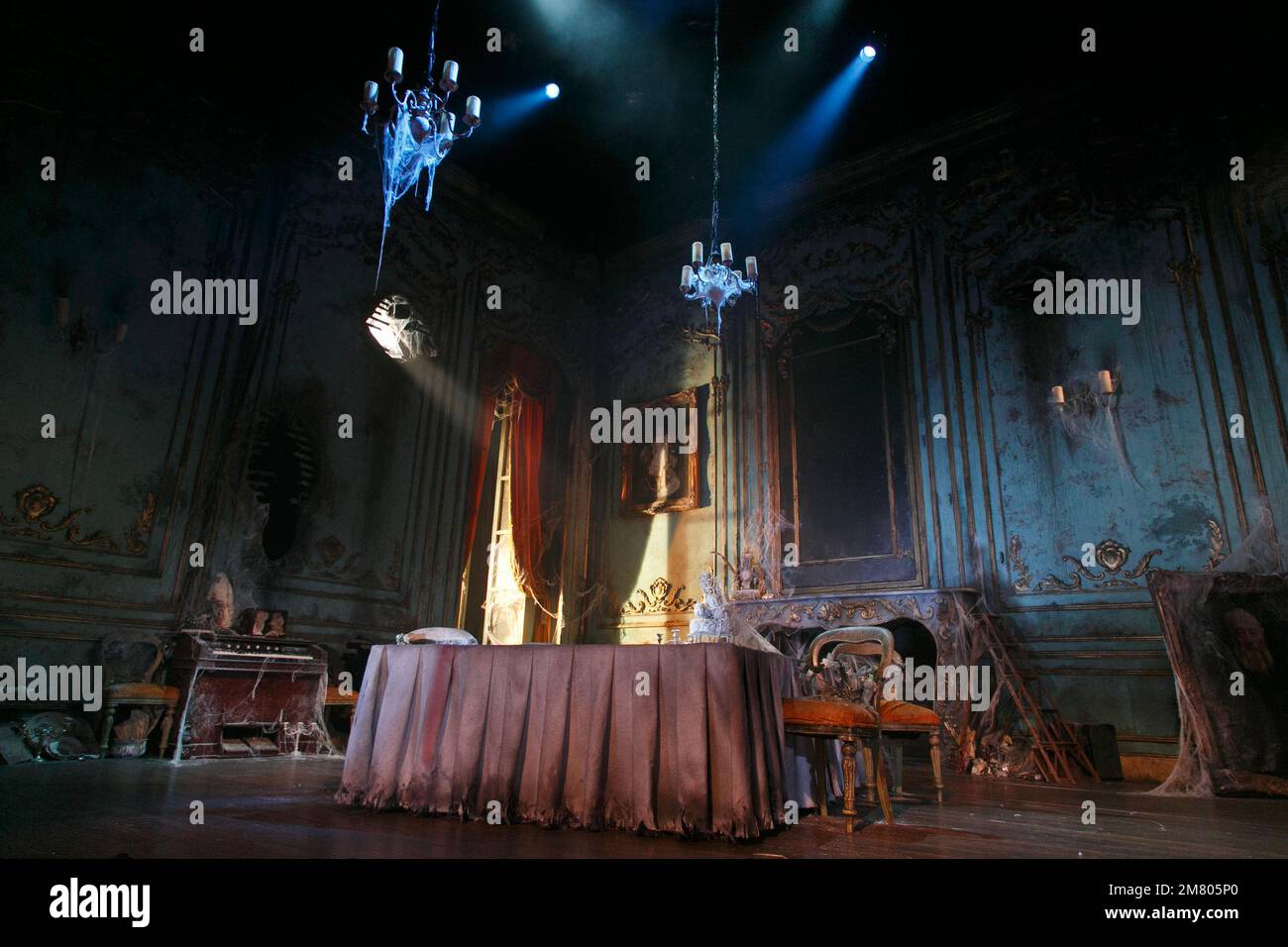 Annie stage west end hi-res stock photography and images - Alamy