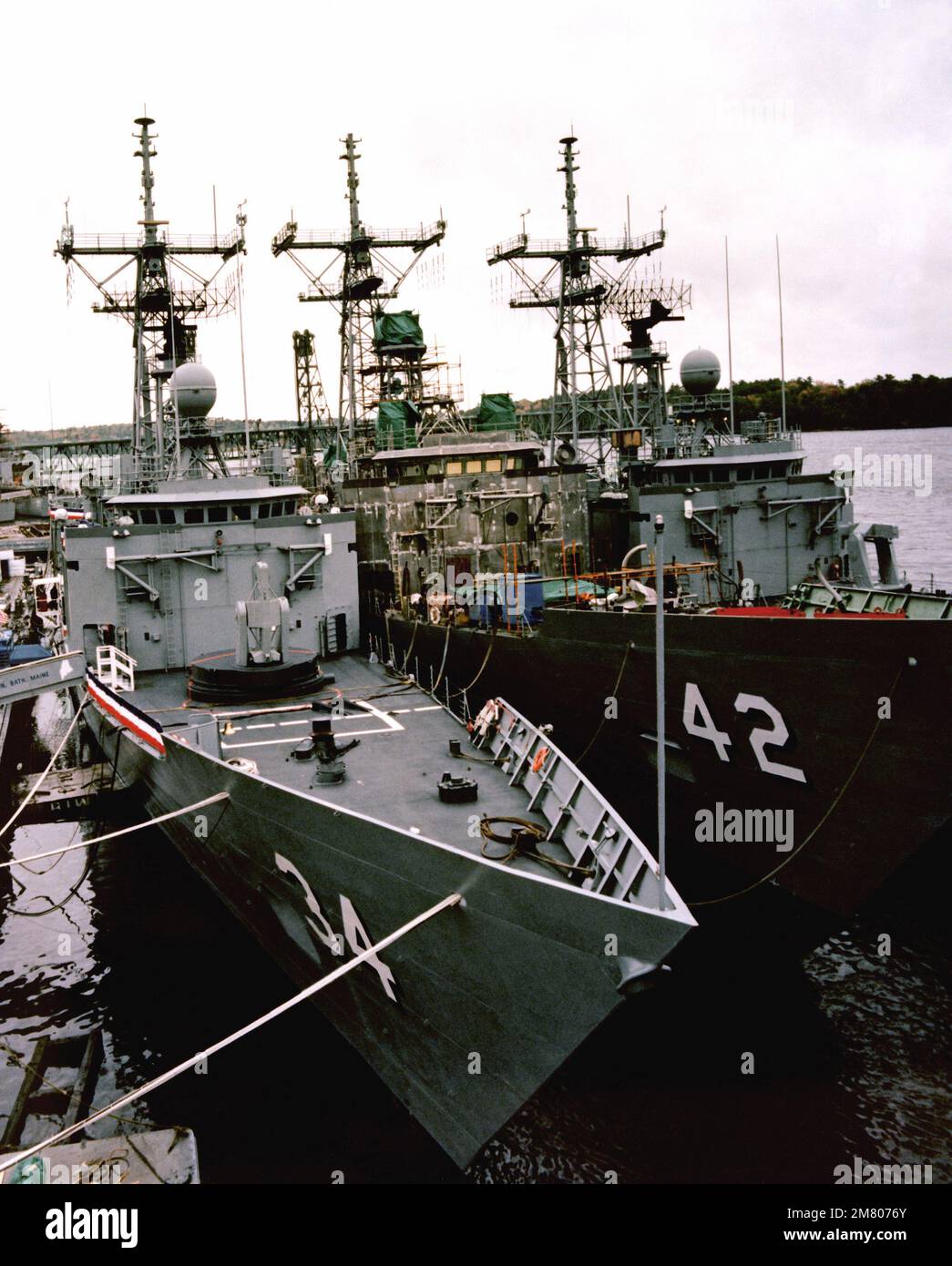 A starboard bow view of the guided missile frigate AUBREY FITCH (FFG-34 ...