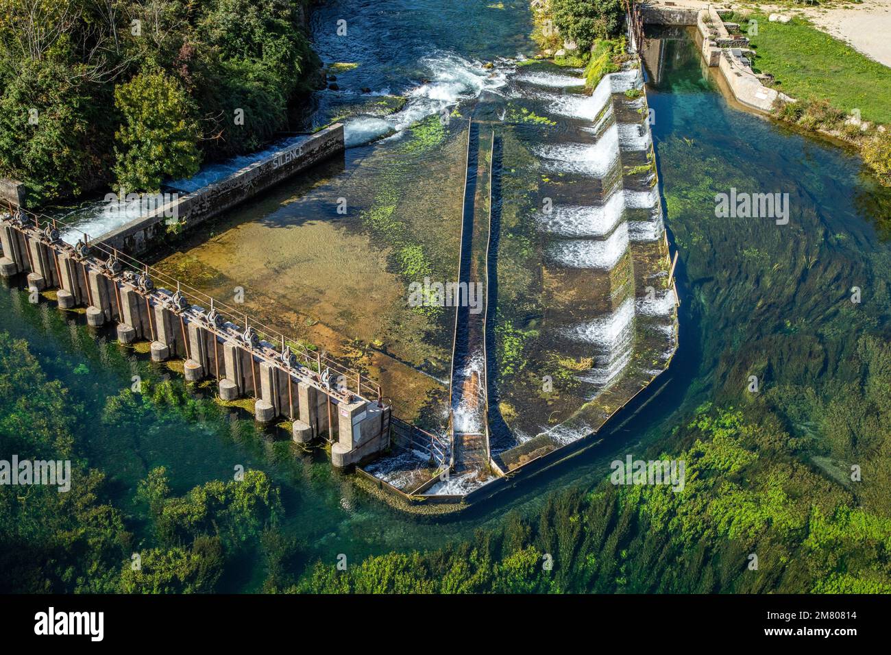 DAM OF THE MOULIN DE L'AQUEDUC ON THE SORGUE, FONTAINE-DE-VAUCLUSE ...