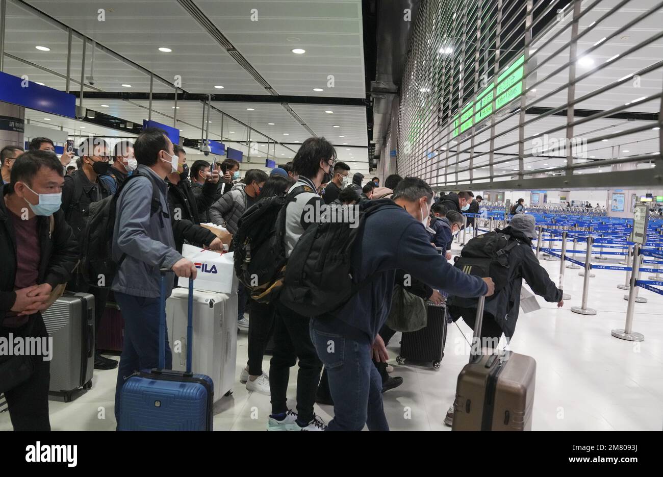 The first batch of cross-boundary passengers cross the Lok Ma Chau Spur ...