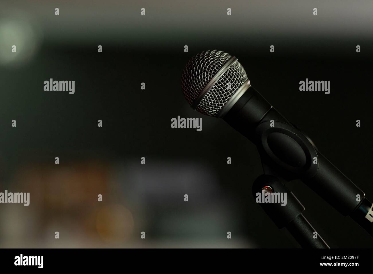 Approach to a microphone mounted on a tripod, in a bar to sing or speak ...