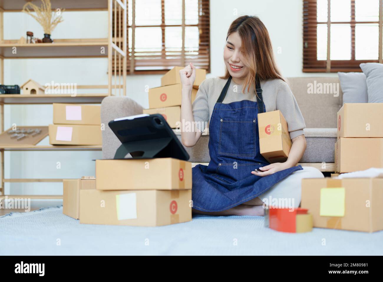 Starting small business entrepreneur of independent Asian woman smiling ...