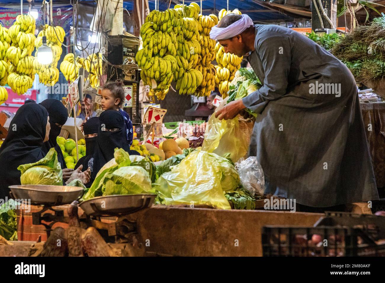 Full burqa hi-res stock photography and images - Alamy