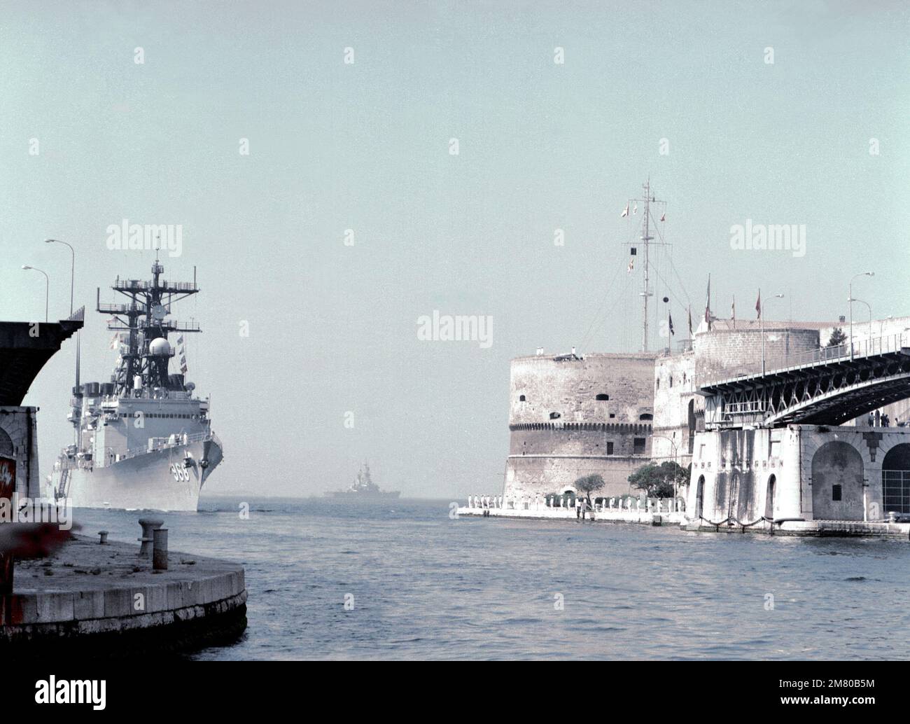 Uss arthur w hi-res stock photography and images - Alamy