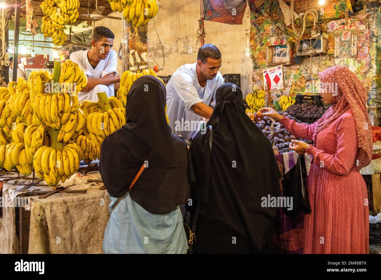 FRUIT AND VEGETABLE STAND, EL DAHAR MARKET, POPULAR QUARTER IN THE OLD ...