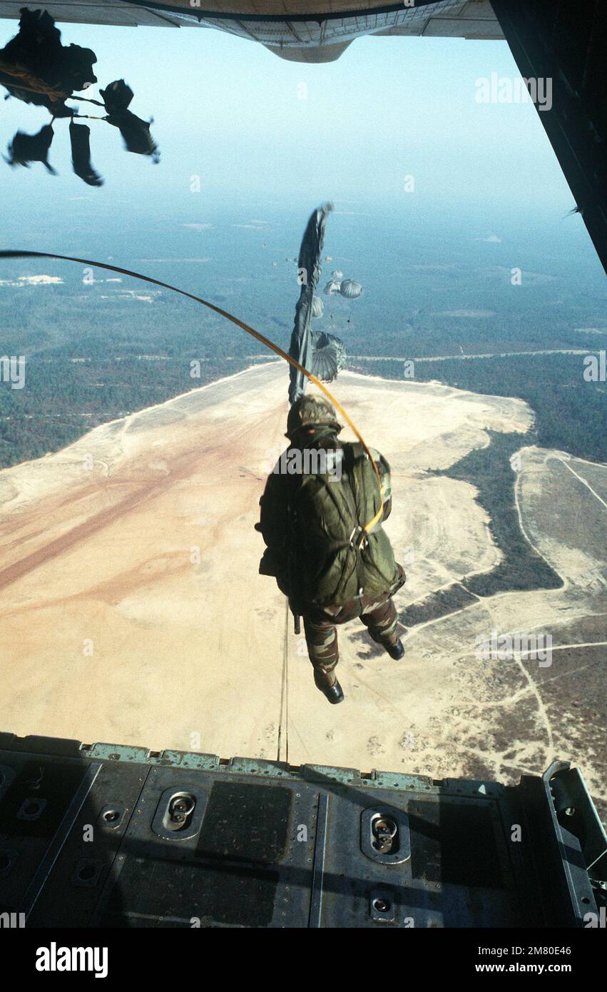 Airborne strikes hi-res stock photography and images - Alamy