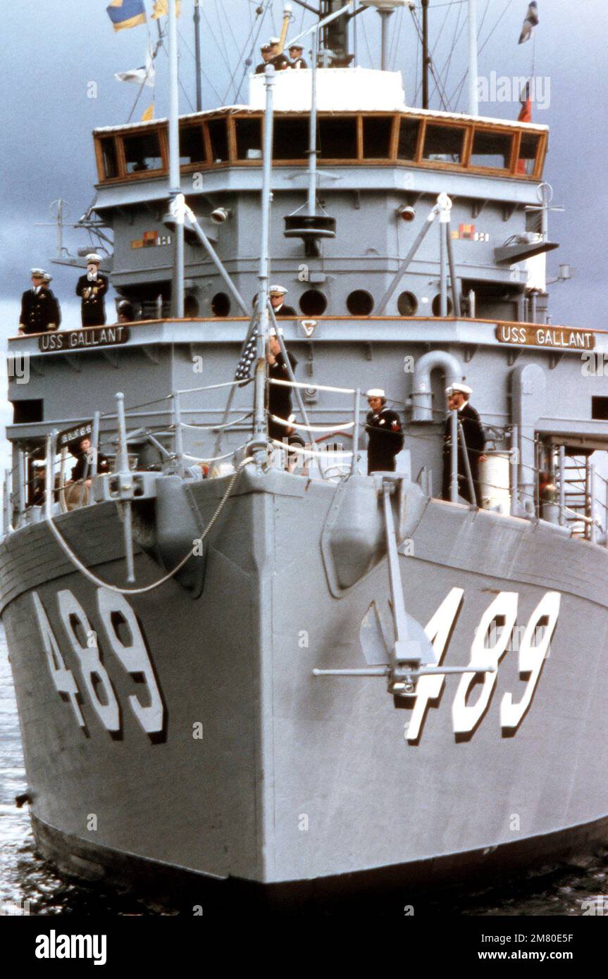 A bow view of the ocean minesweeper USS GALLANT (MSO 489) pulling into ...