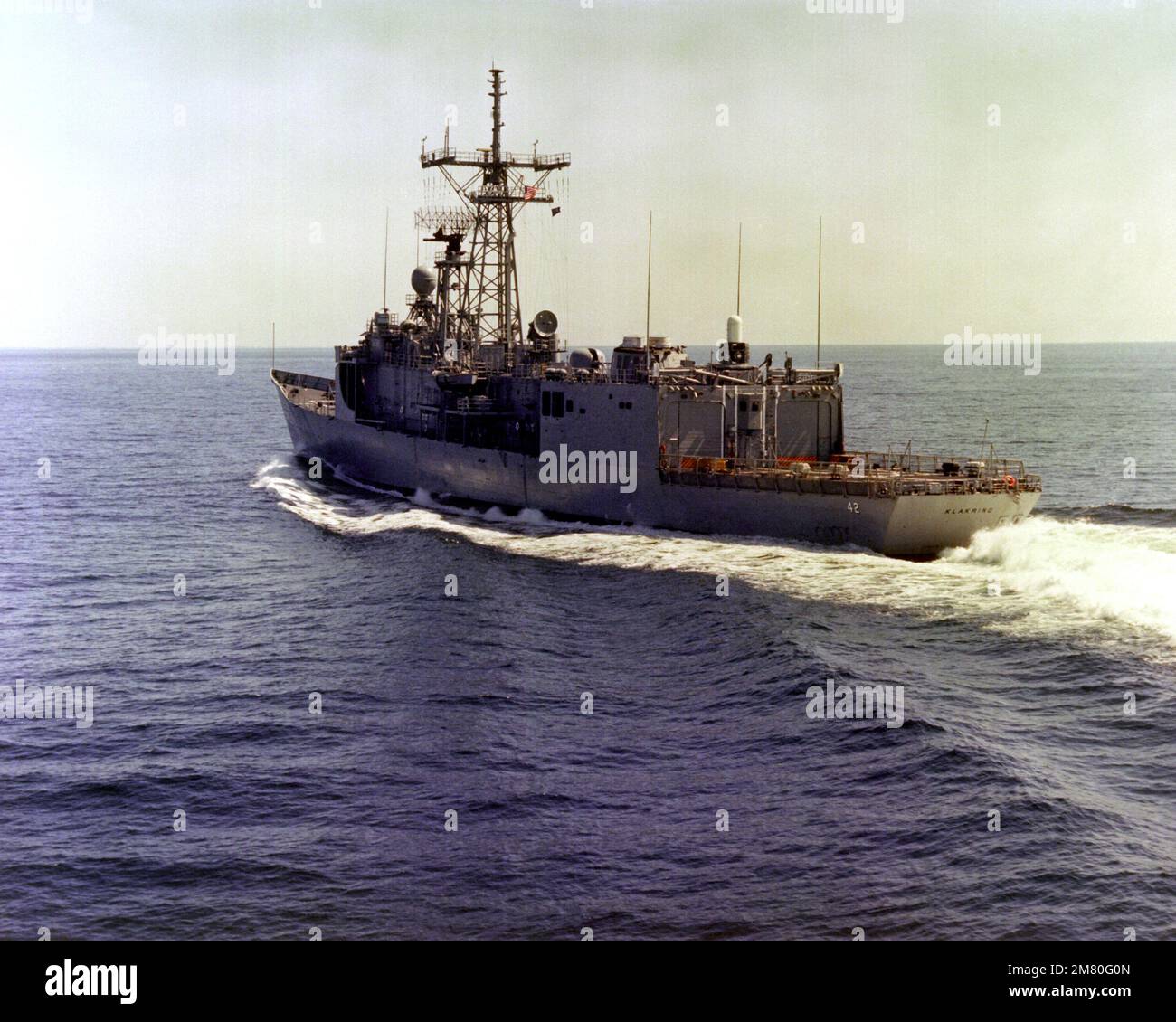 A port quarter view of the guided missile frigate KLAKRING (FFG-42 ...
