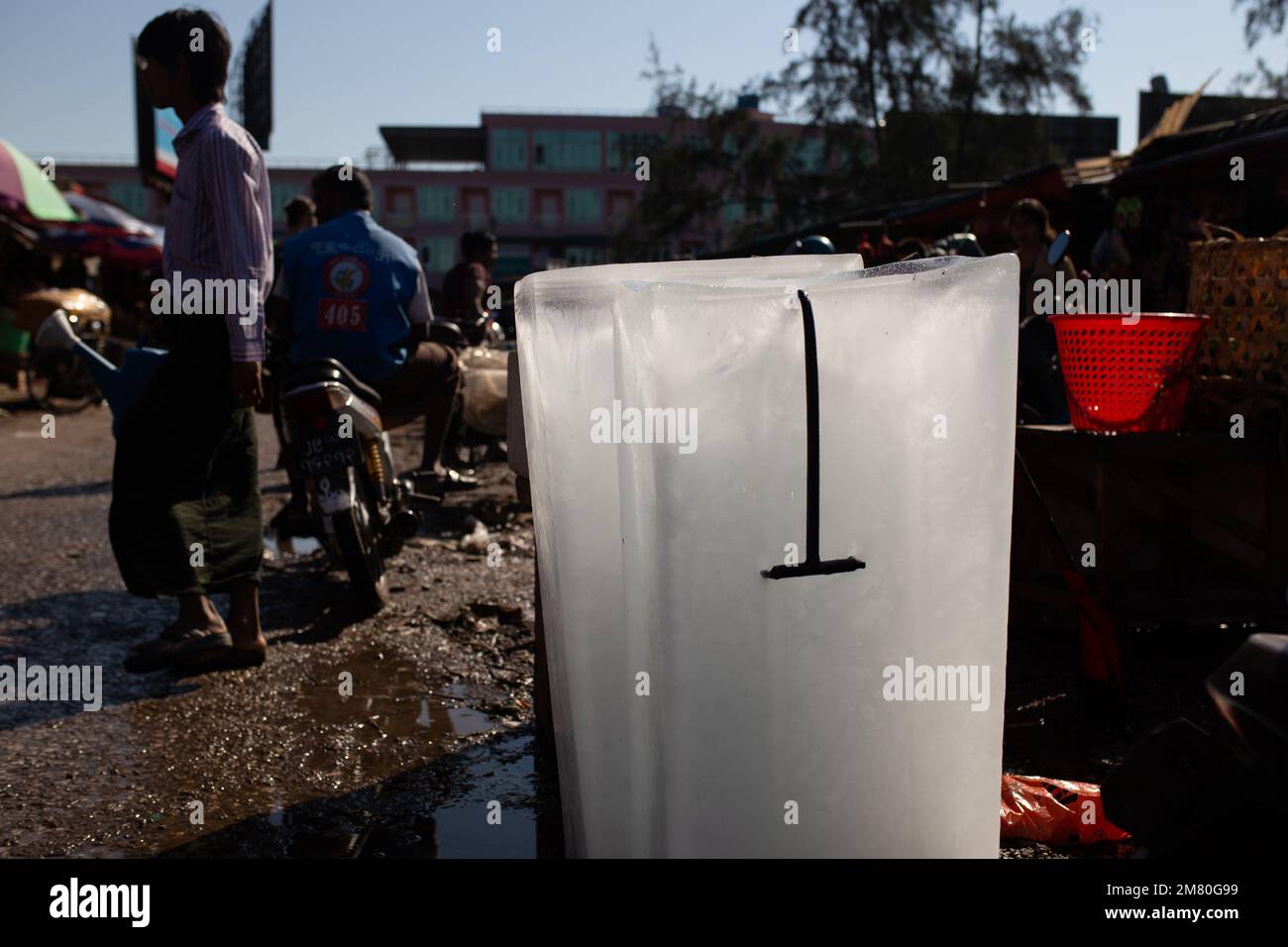 Ice block in sun hi-res stock photography and images - Alamy