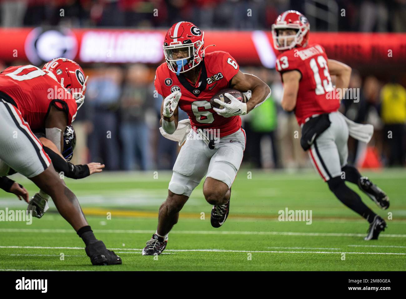 Georgia Bulldogs running back Kenny McIntosh (6) runs the ball during ...
