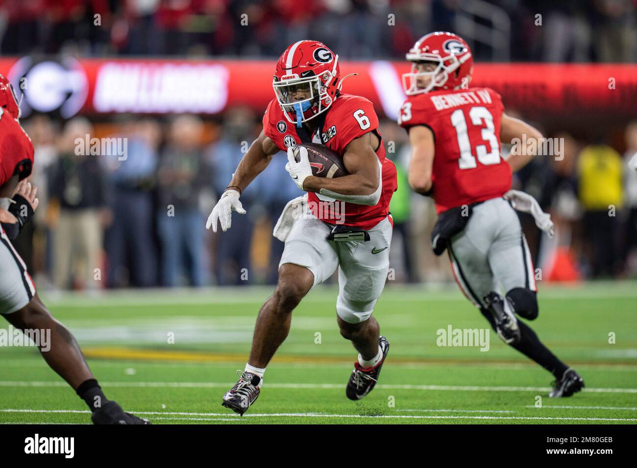 Georgia Bulldogs running back Kenny McIntosh (6) runs the ball during ...