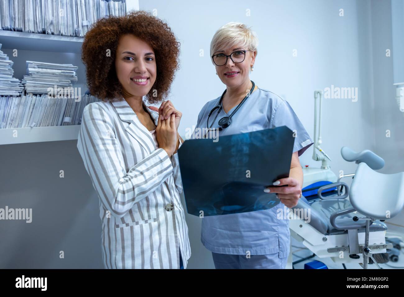 Doctor showing results examination hi-res stock photography and images ...