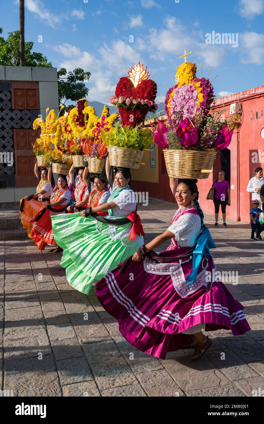 Chinas Oaxaquenas dancers with decorated flower baskets on their heads ...