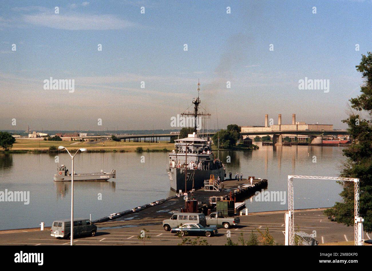 A port bow view of the ocean minesweeper USS AFFRAY (MSO 511) arriving ...