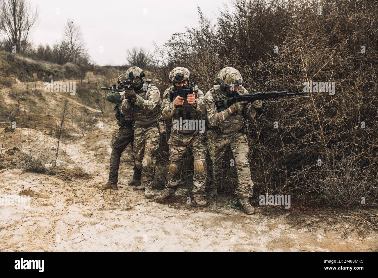 Group of soldiers before the attack Stock Photo - Alamy