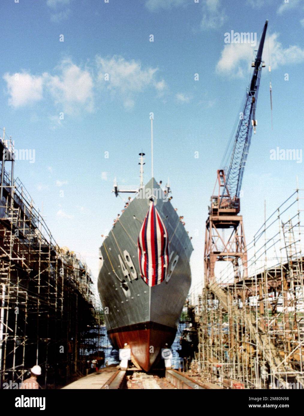 A bow view of the guided missile frigate ROBERT G. BRADLEY (FFG-49 ...