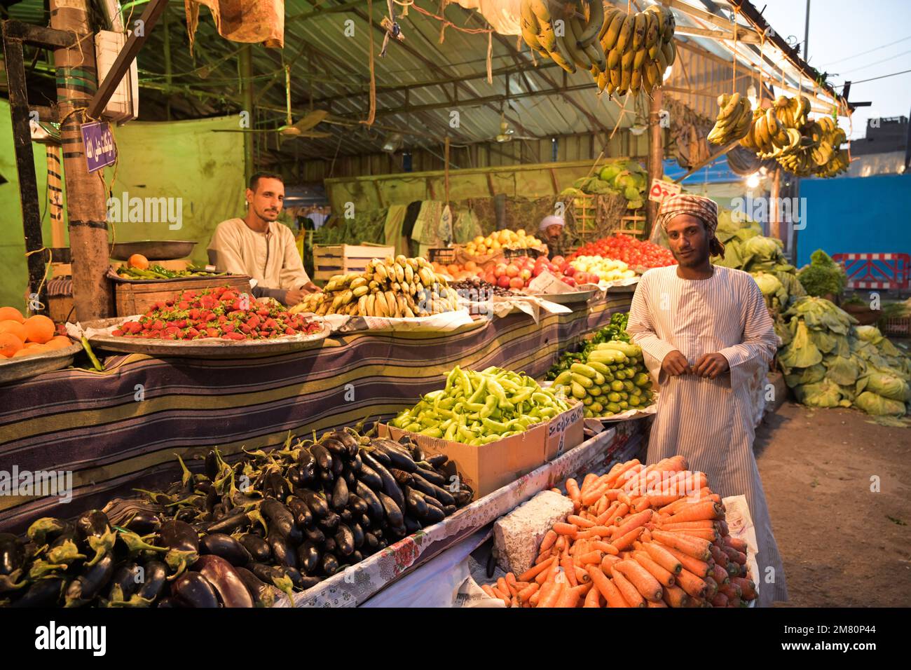Frucht- und Gemüse Basar, El-Souk, Luxor, Ägypten Stock Photo - Alamy
