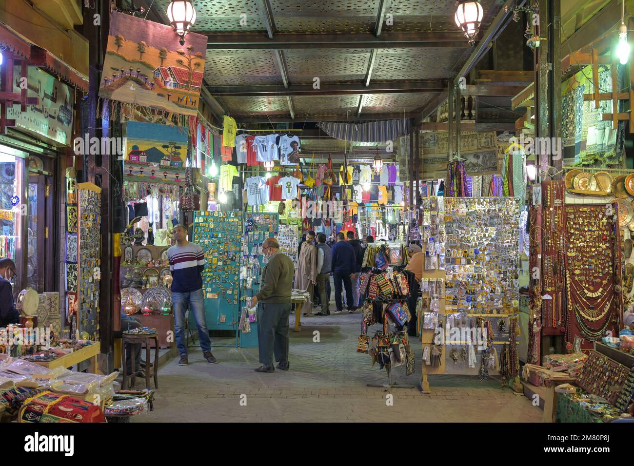 Touristenbasar Ata Bazar, Mabad Al Oksor, Luxor, Ägypten Stock Photo ...