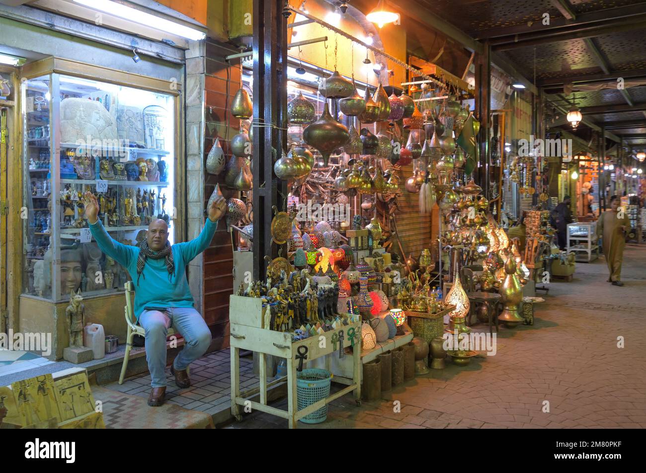 Touristenbasar Ata Bazar, Mabad Al Oksor, Luxor, Ägypten Stock Photo ...