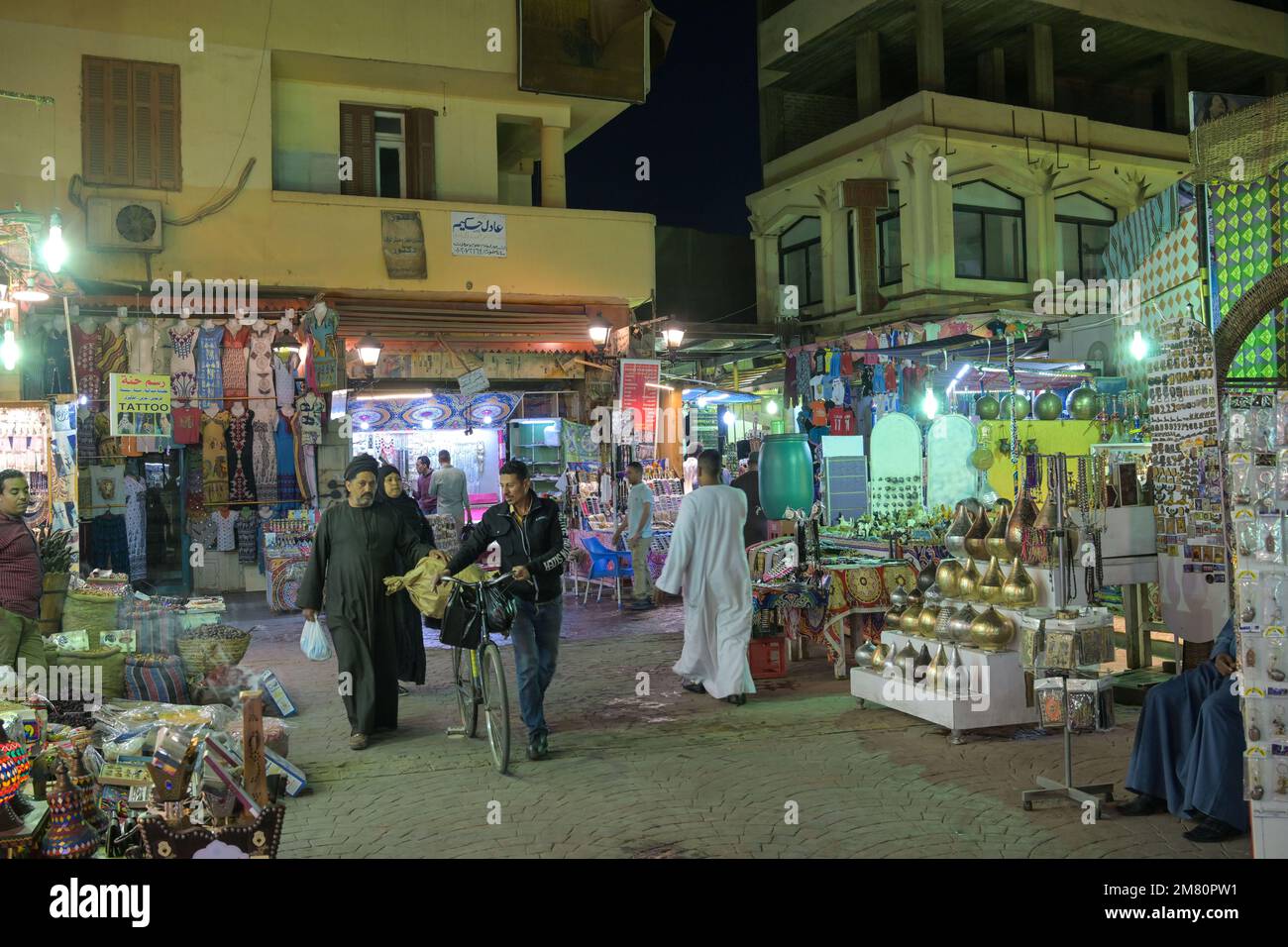 Touristenbasar Ata Bazar, Mabad Al Oksor, Luxor, Ägypten Stock Photo ...