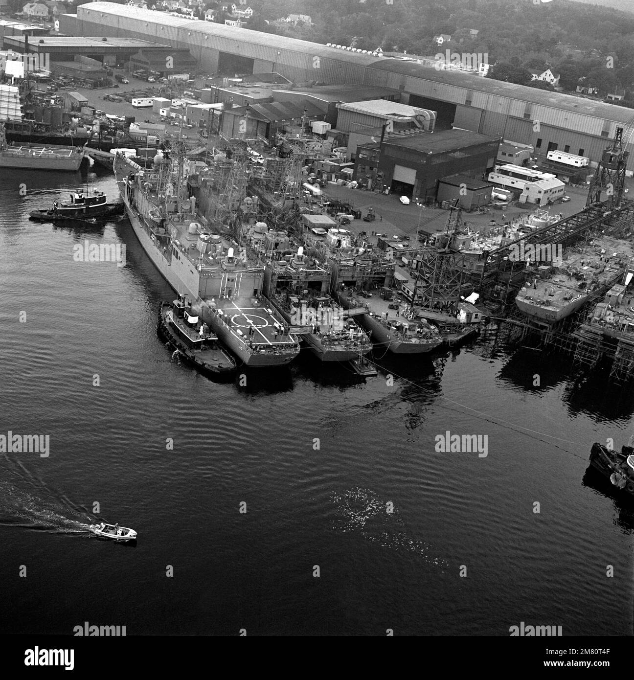 An elevated stern view of the guided missile frigate NICHOLAS (FFG-47 ...