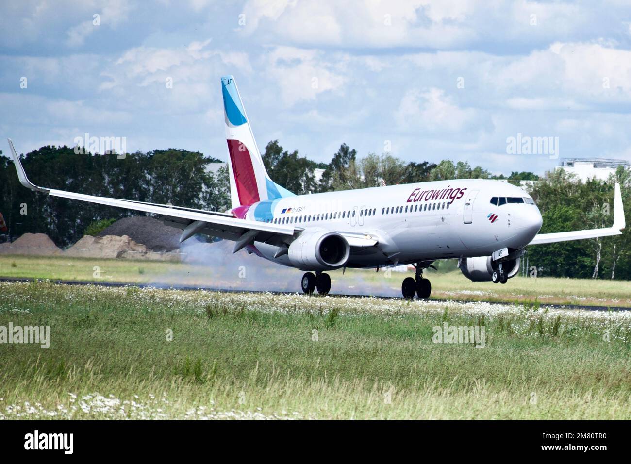 An Eurowings Boeing B737-800 Airplane landing at Hamburg Airport Stock ...