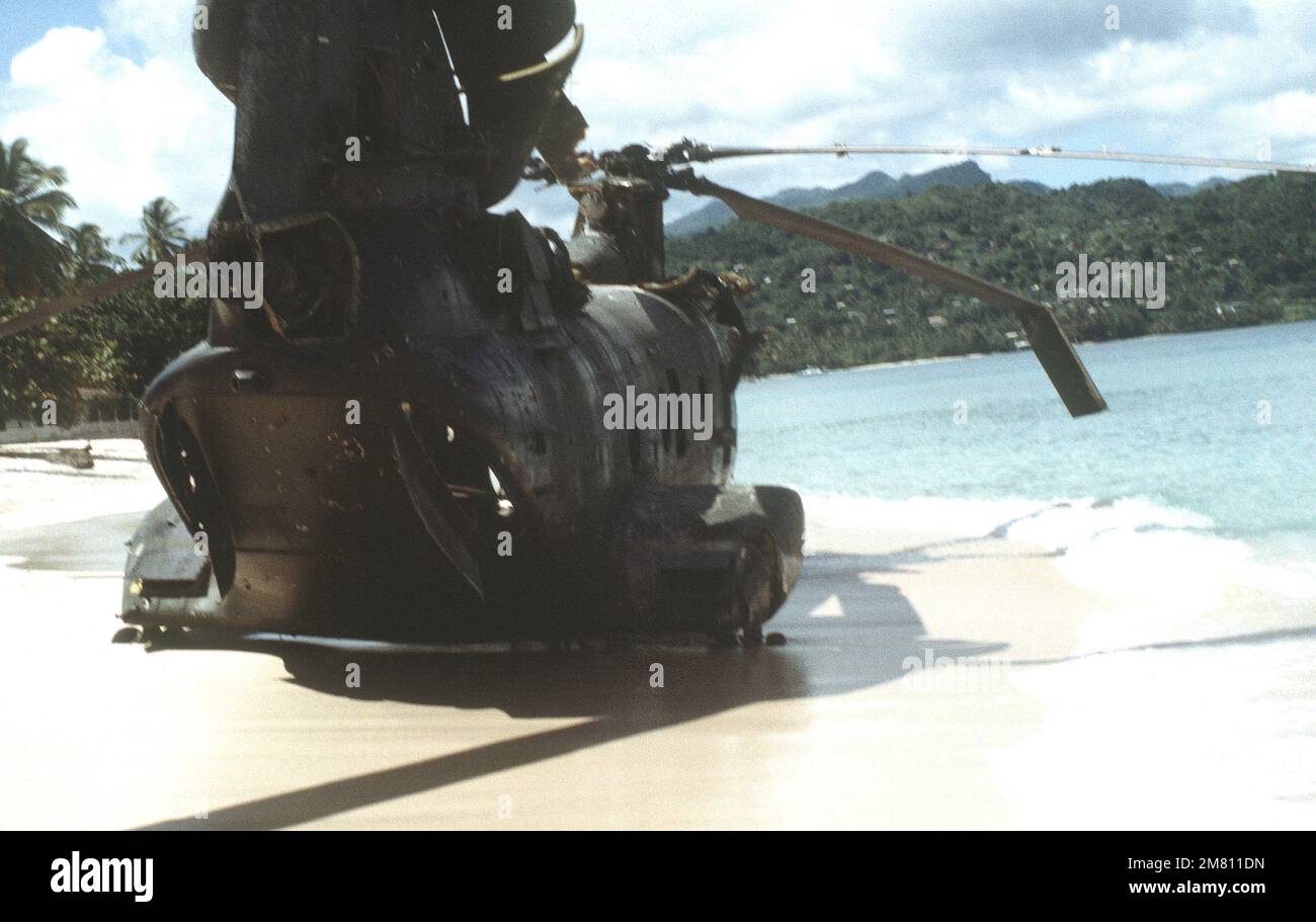 A CH-46E Sea Knight helicopter of Marine Medium Helicopter Squadron 261 ...