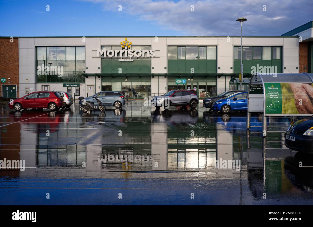 Storefront reflection hi-res stock photography and images - Alamy