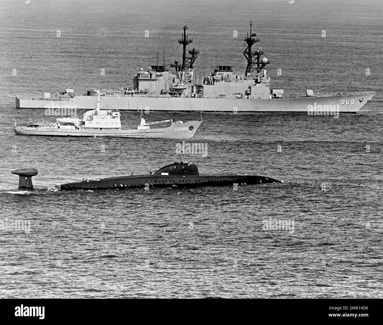 A starboard beam view of the destroyer USS PETERSON (DD-969 ...
