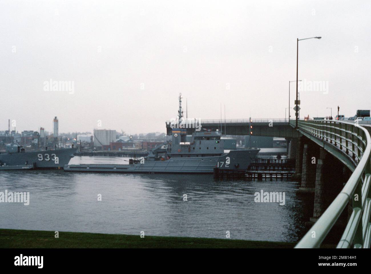 The fleet tug USNS APACHE (T-ATF 172) tows the destroyer BARRY (DD 933 ...
