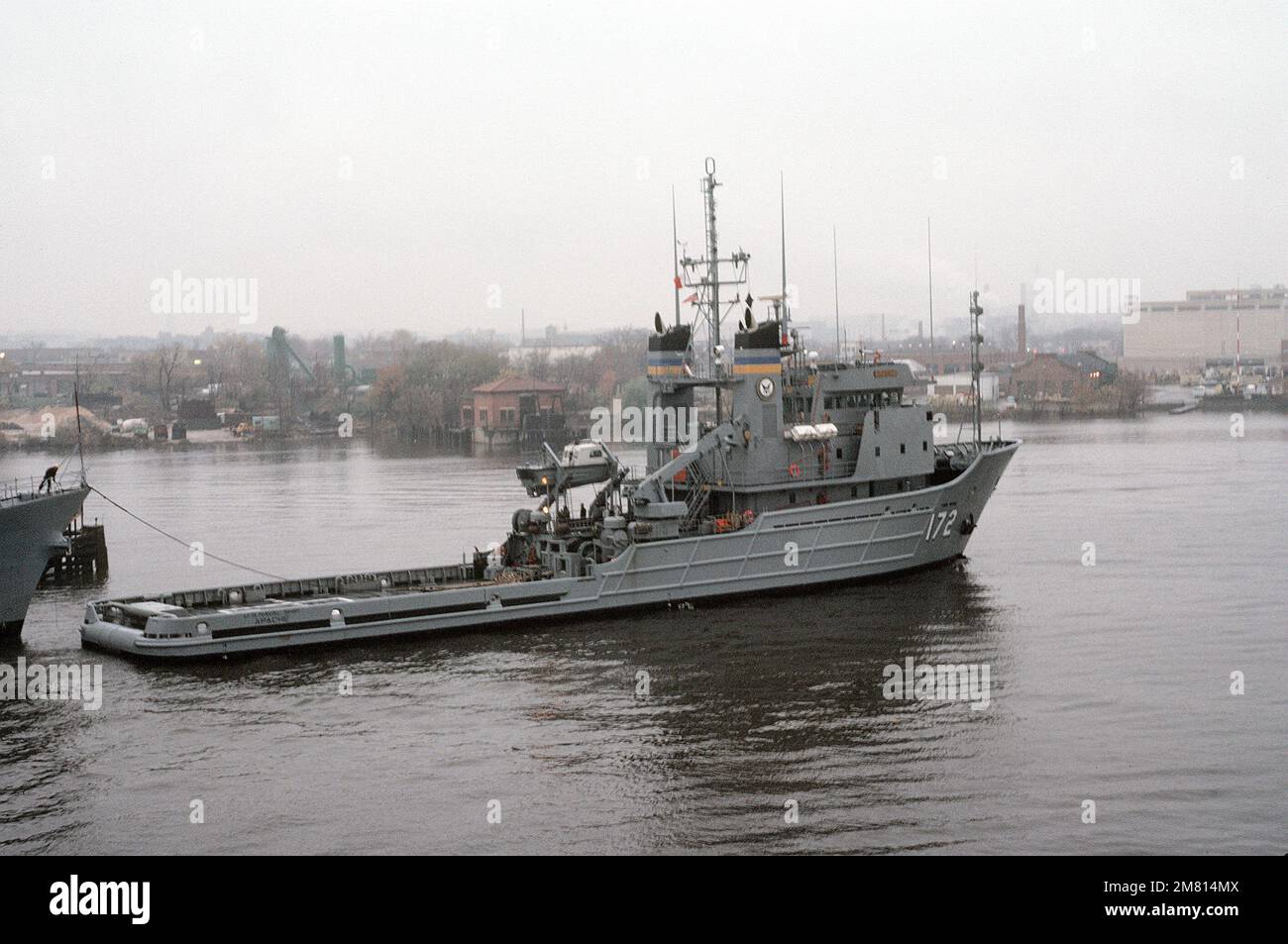 Usns apache t atf 172 hi-res stock photography and images - Alamy