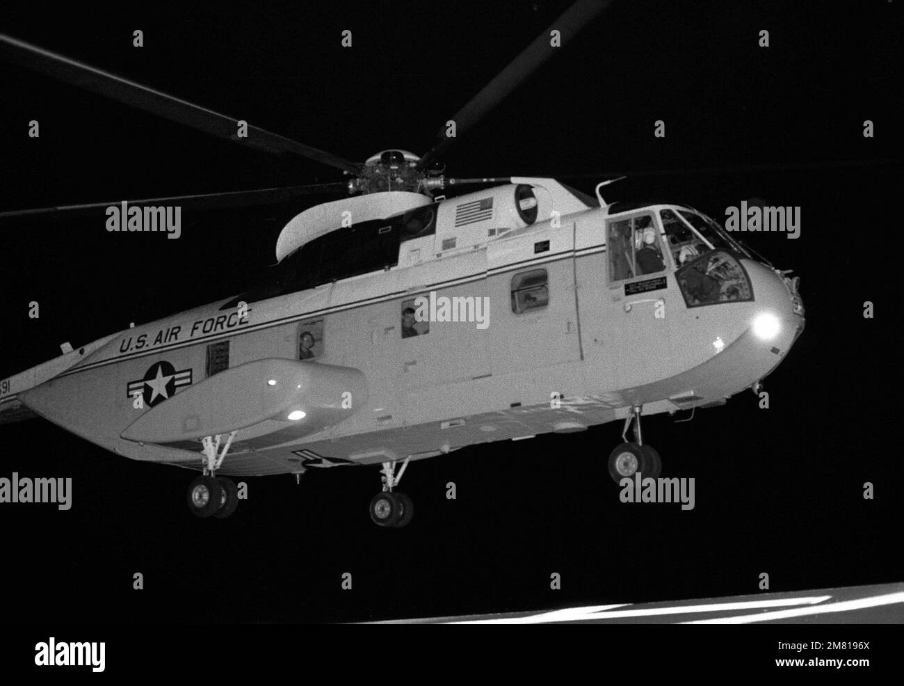 Helicopter carrying Black and White Stock Photos & Images - Alamy